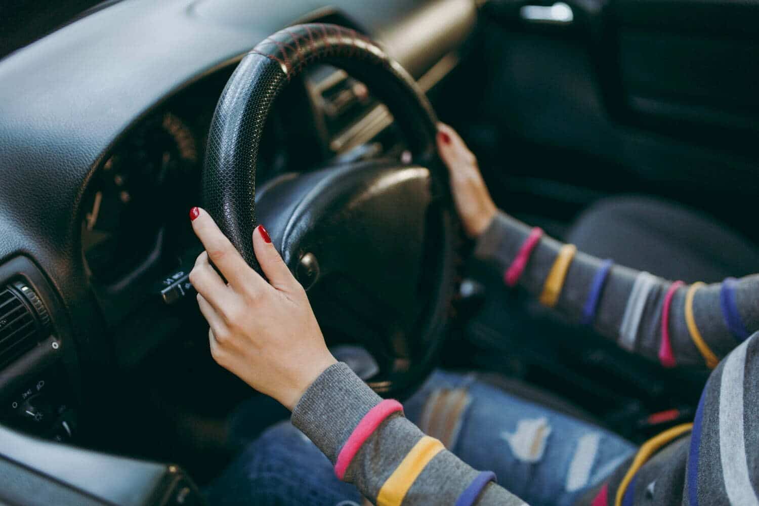¿Cómo sostienes el volante? Esto es lo que revela sobre su personalidad