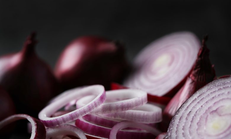 Descubre los grandes beneficios de comer cebolla cruda