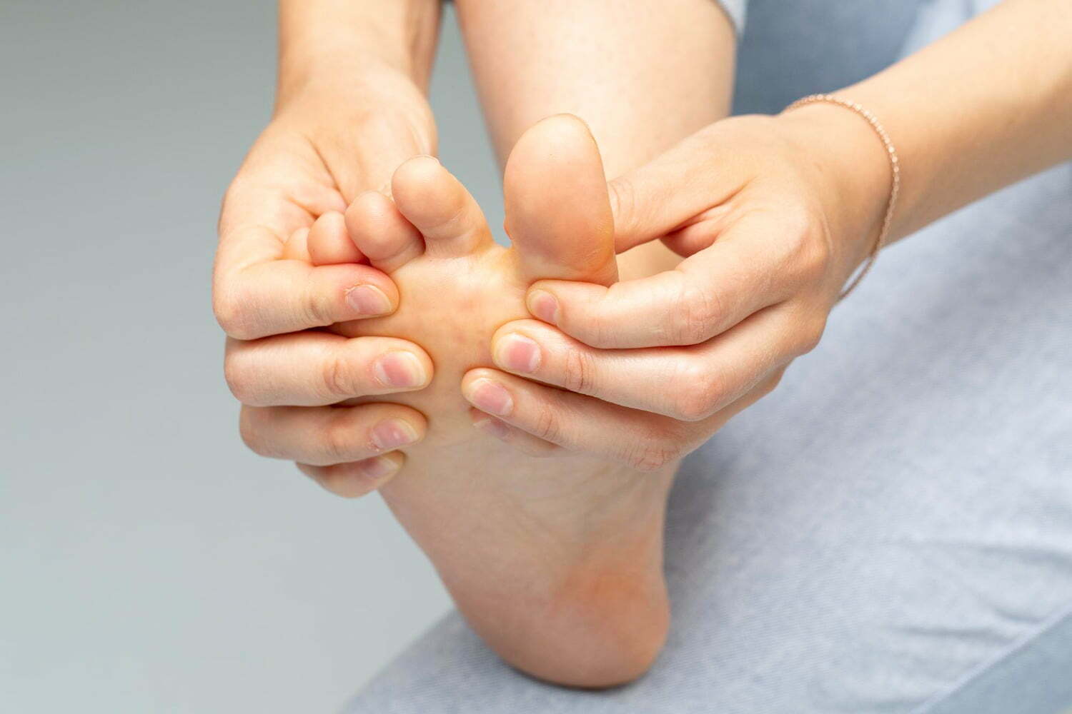 Hongos en los pies: conoce los síntomas y cómo tratarlos