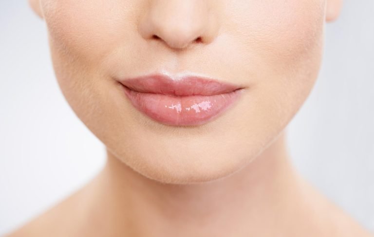 7 formas de darle volumen a tus labios de forma natural