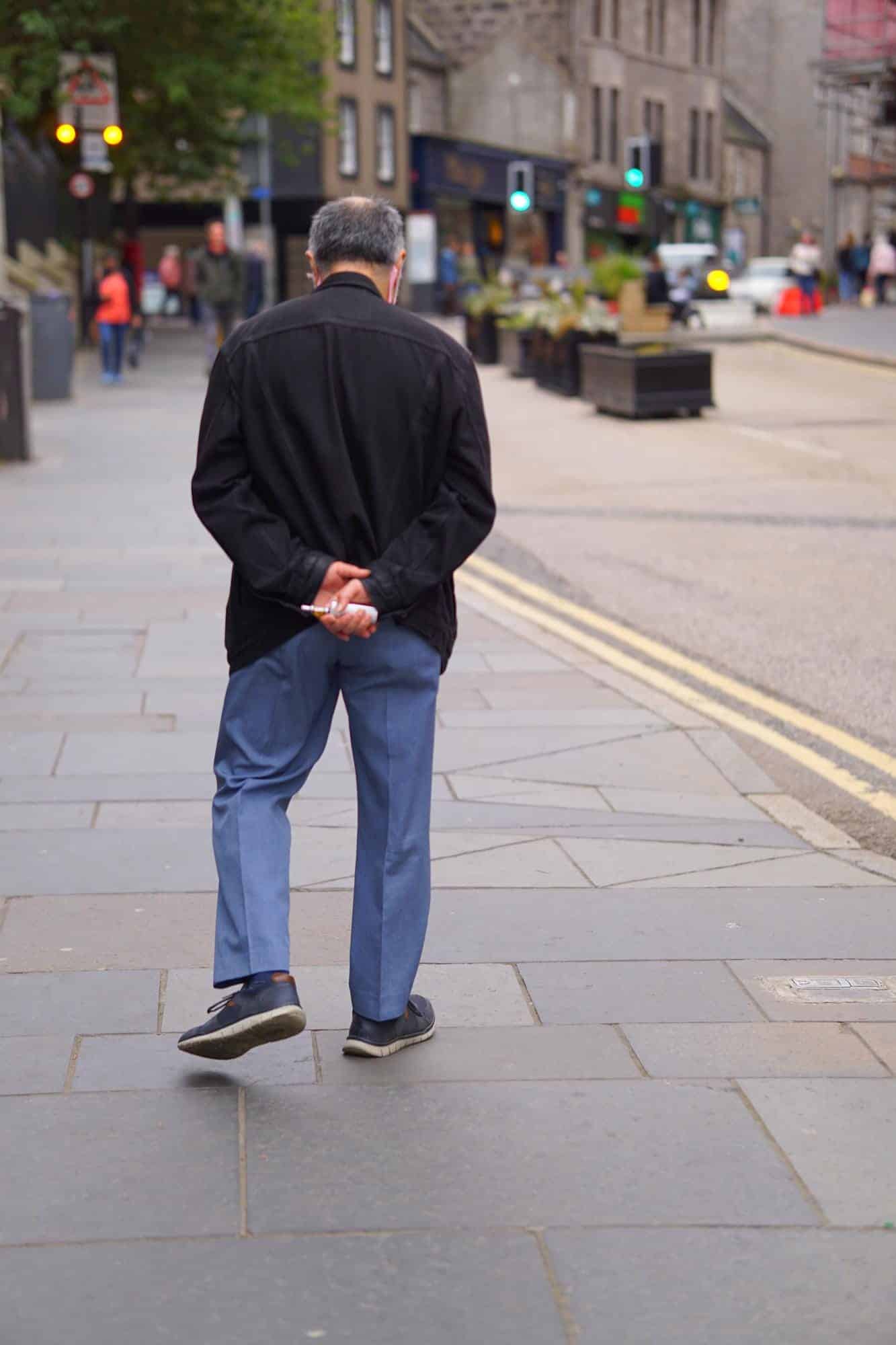 El verdadero significado de caminar lento con las manos en la espalda ...