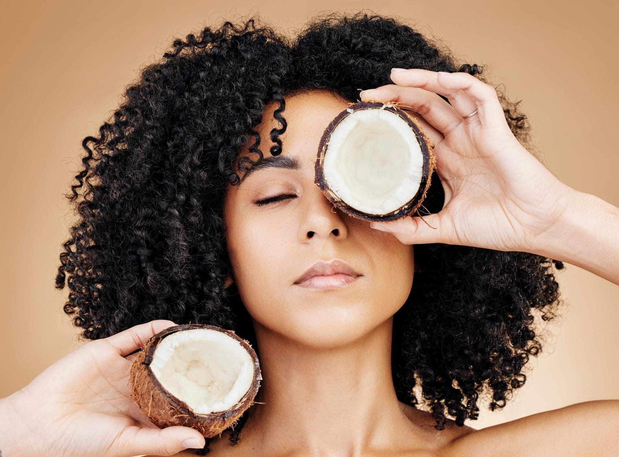 El truco de belleza viral con aceite de coco que cambiará tu cabello